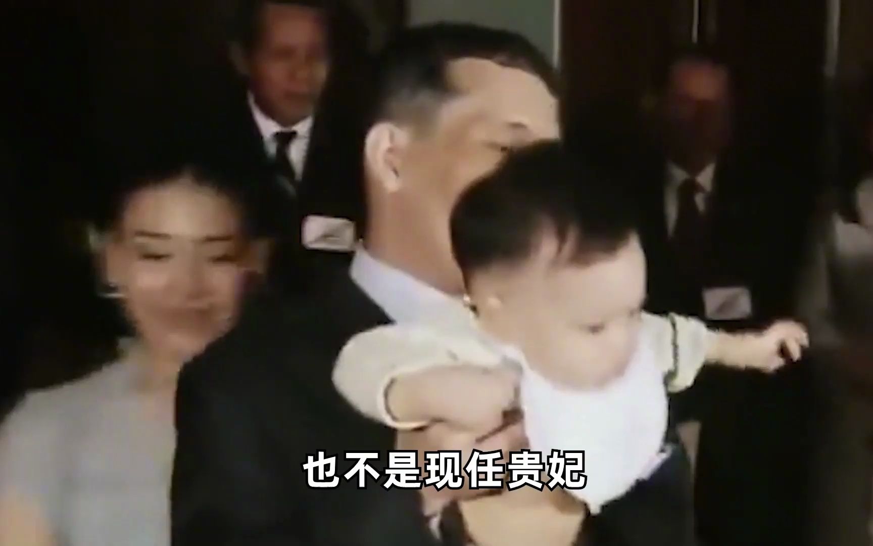 泰国储君提帮功:弱智王子却要继承2600亿财富。