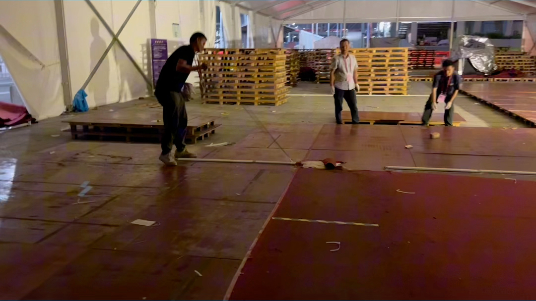 广交会展馆喷绘布场,广州天河区卡蓝KT板背景墙安装搭建进行中