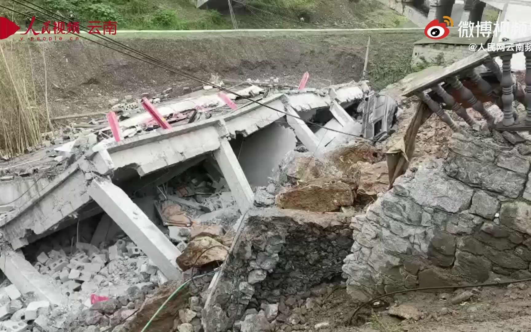 云南镇雄山体滑坡致2人死亡【突发!云南昭通镇雄发生山体滑坡 致2人...
