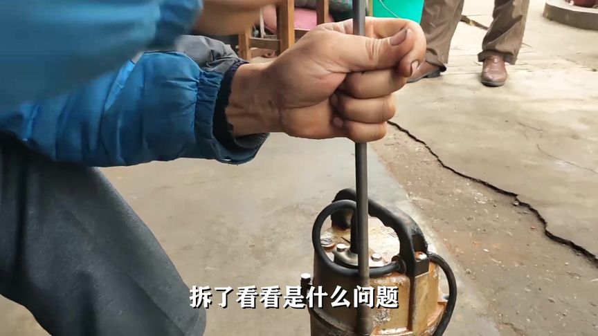 家用的水泵不工作,师傅拆开一看铜丝电容都烧了