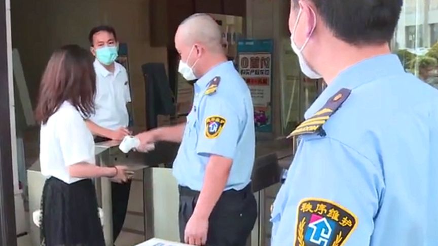 疫情防控怎么做?成都这样严格实行“亮码通行” ,筑牢安全防线