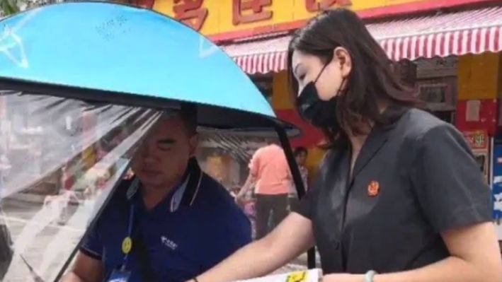 30秒|抵制毒品从你我做起 法官走进社区开展禁毒宣传