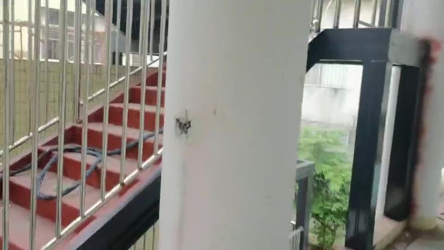 #钢结构楼梯 不锈钢护栏,油漆已经做好了,就等安装玻璃了