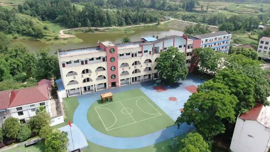 升旗仪式怎么搞?重庆这所农村小学不错,孩子们太优秀了!