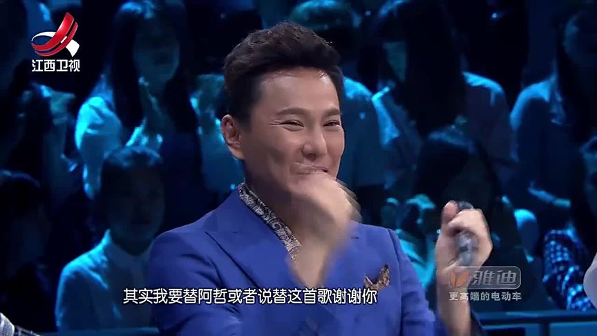 张伯伦被主持人无情调侃,称他的声音像被砂纸直接磨过了