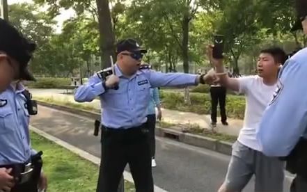 这段警察执法视频火了 网友点赞“教科书级执法”