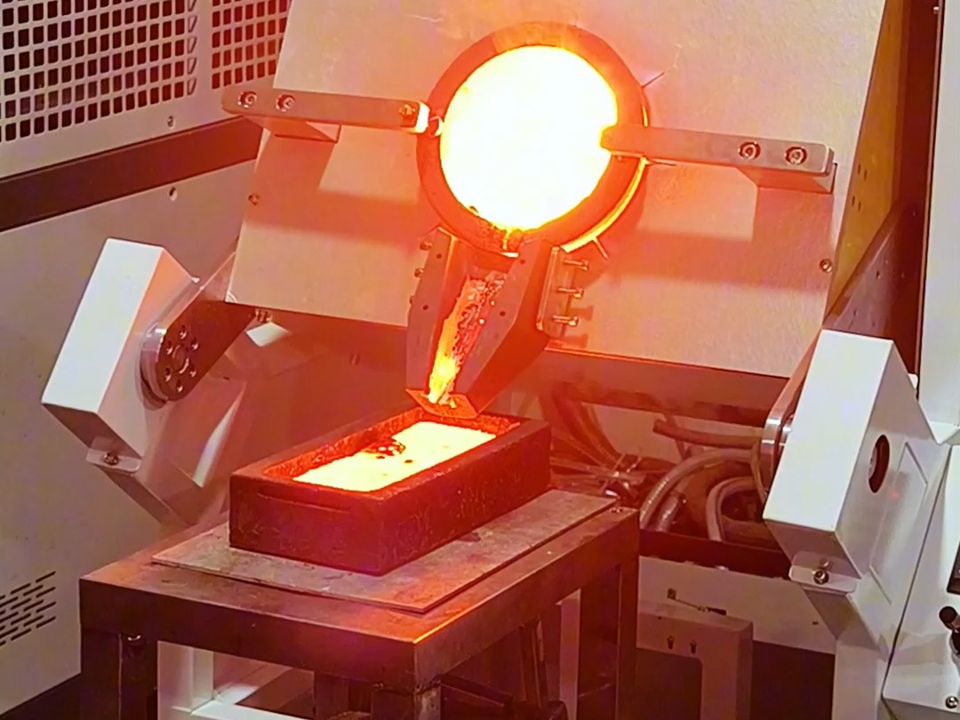 安全生产重于泰山,安全防护从熔炼设备开始#安全#电动倾倒熔炼炉#...