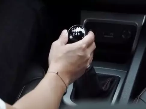 新手怎么上路开车?新手上路技巧,常用道路驾驶技能,手动挡快速起步。