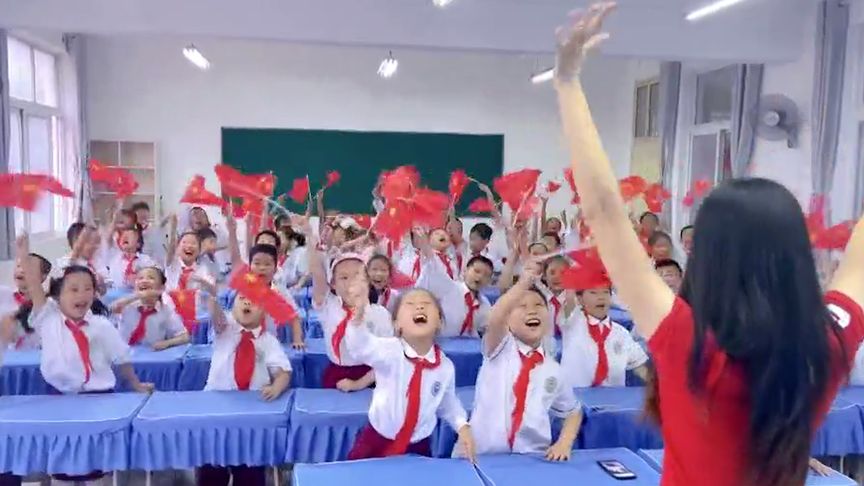 舞蹈老师教震撼课桌舞给祖国庆生:传递红色正能量