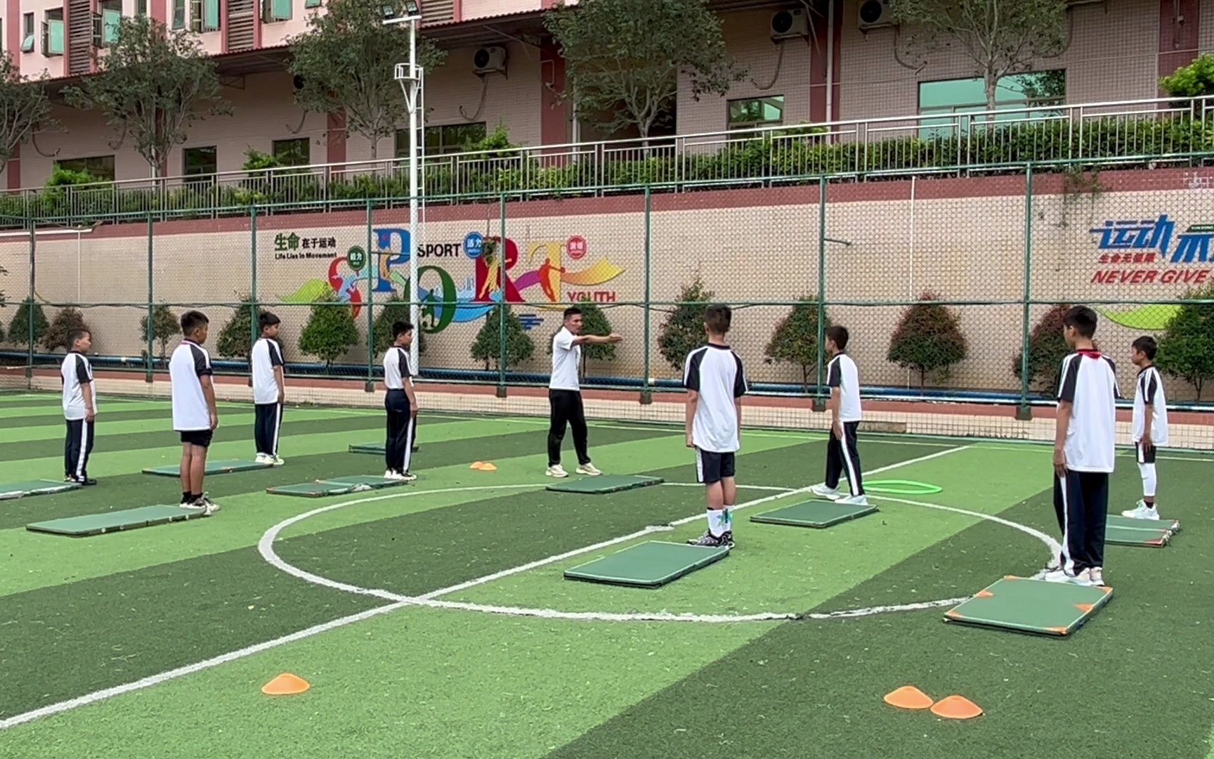 前滚翻“学+练+赛”循环训练教学设计与实践