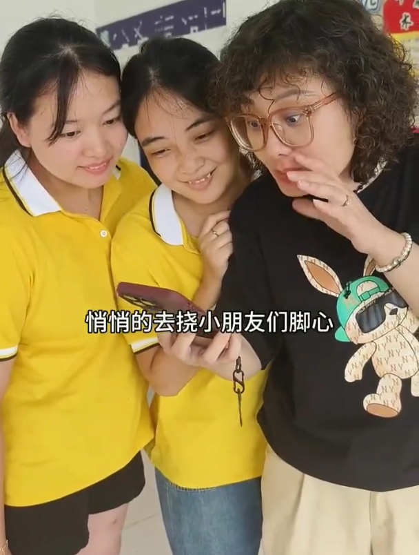 趁小朋友午睡,偷偷挠他们的脚心 差点就被发现啦