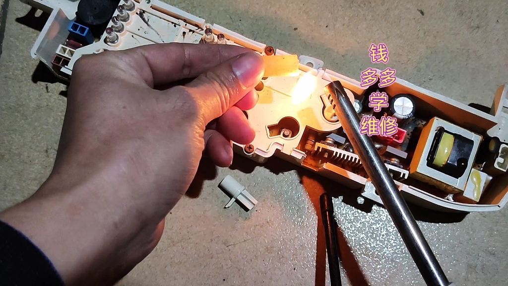 海尔洗衣机启动按键按不了,不花一分钱就能修好。
