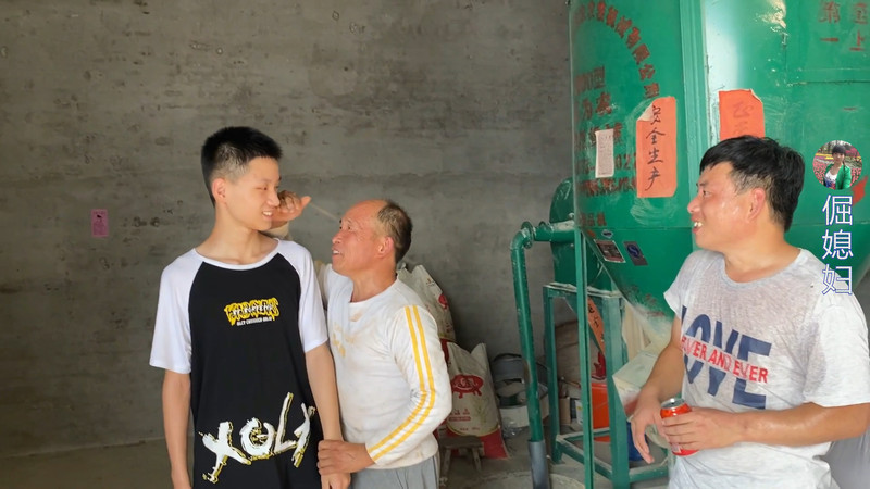 硕硕去猪场送饮料,常输姐夫和老公轮流给硕硕比身高,三人真搞笑