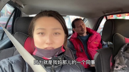 和父母去KTV唱歌是种什么体验?唱歌风格不一样,母亲声音像姑娘