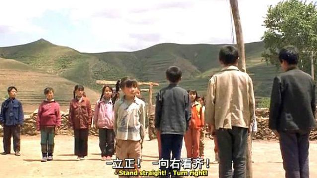 看看偏远的山村小学是怎么升国旗的,这帮孩子做的有模有样