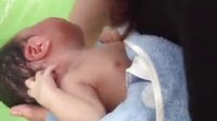 宝宝出生第二天洗澡视频