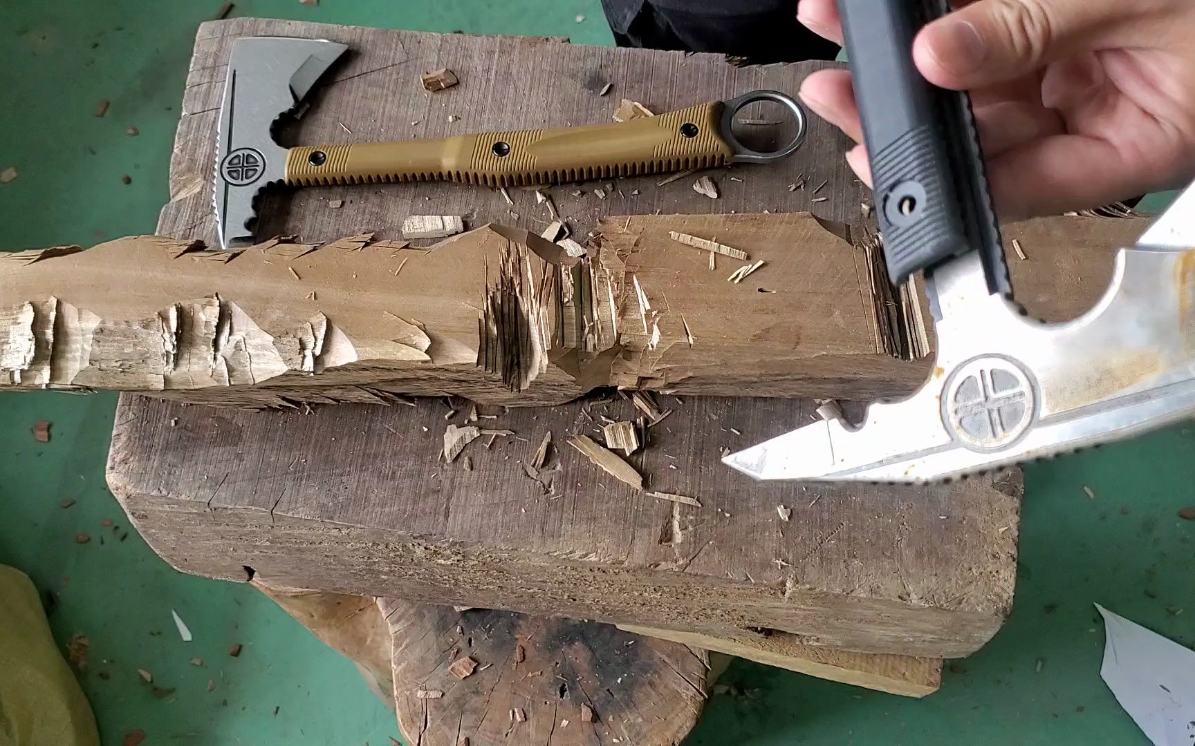 #包柄斧强度测试 #斧子 #手斧 #斧头 #一体斧 定向粉末918不锈钢