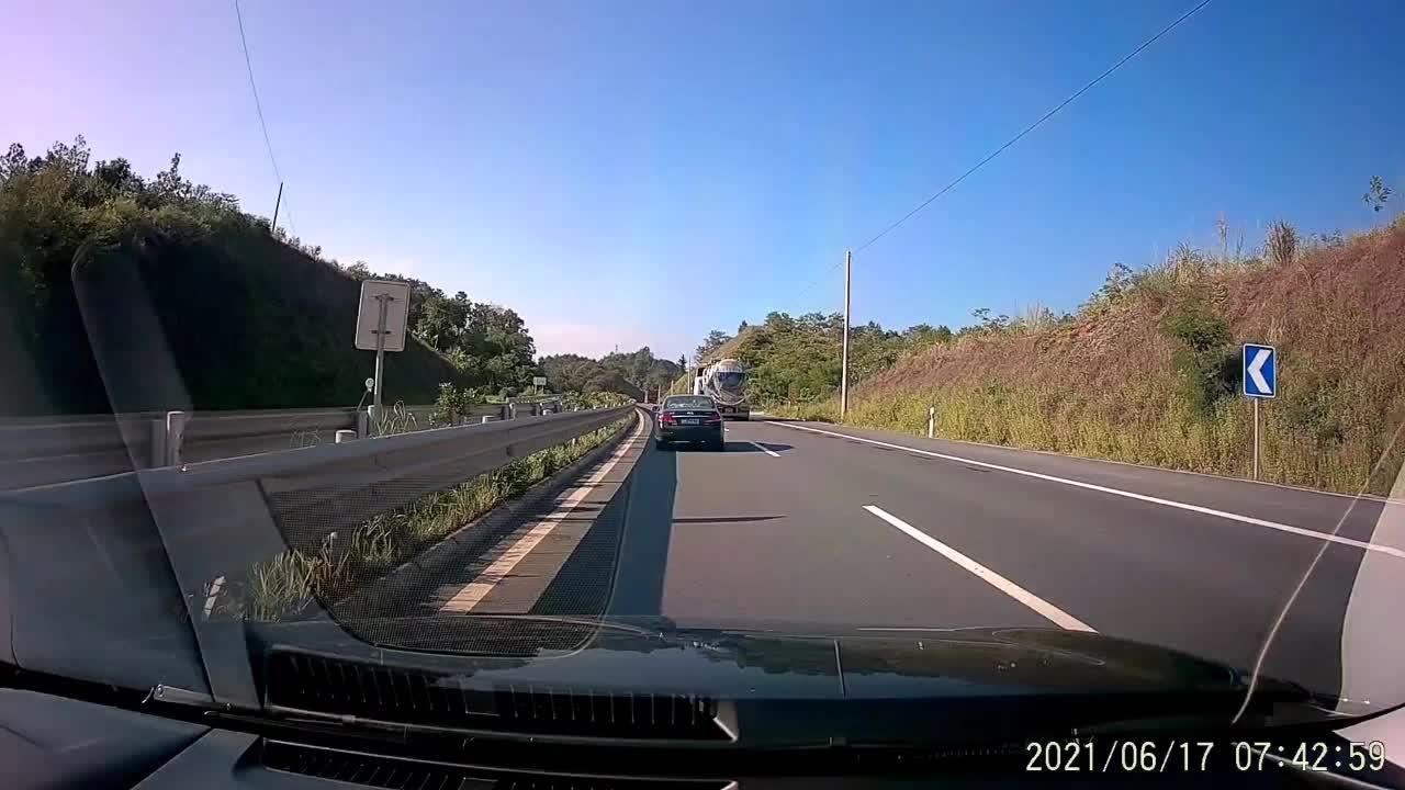 今天触发了两次碰撞预警,还好距离比较远,没有主动刹车。