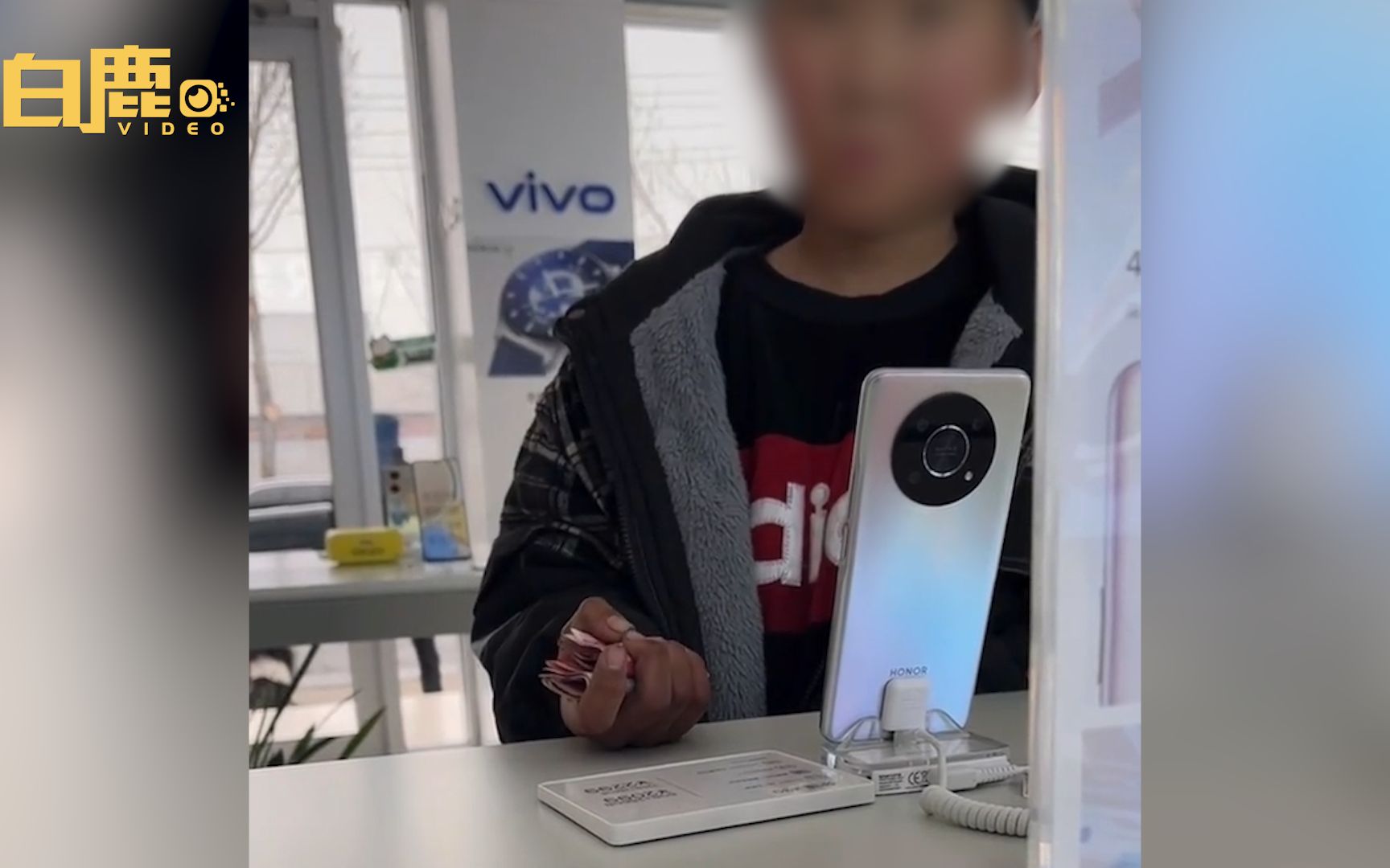 男孩独自攥压岁钱买手机遇店主神回复:回家扛得住打吗?