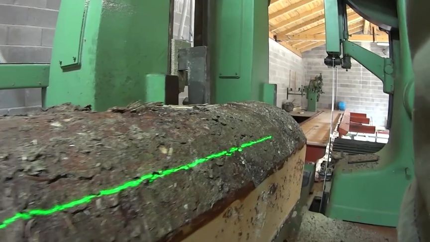 切割机切木板,这一次切割,按照这条绿线切!