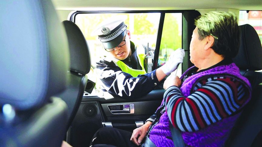 后排乘客不系安全带,发生事故“吃”官司,无责也自担损失一成!