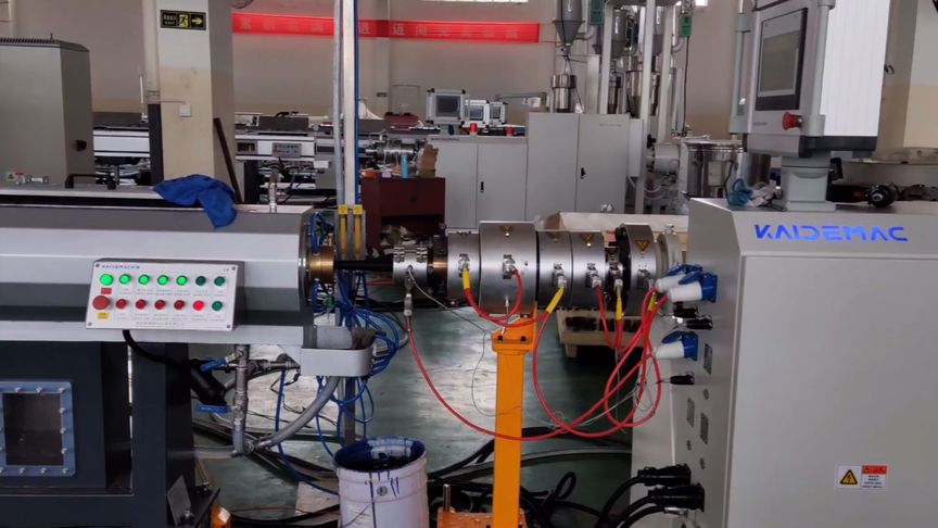 山东生产pe管材生产线,全自动高速pe管设备单螺杆挤出pe管材机器