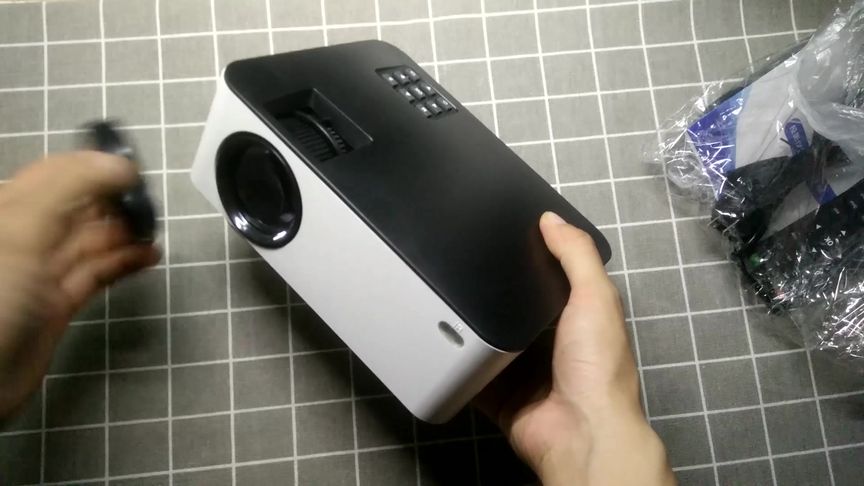 开箱190块的家用投影仪,宣称能投200寸,数码产品越来越白菜价了