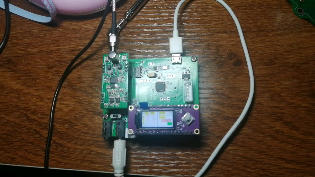 ...第一步达成了,成功用HDSDR听到了音质相当好的短波广播电台节目。