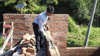 砌砖不光要横平竖直,还要满口灰缝,农村师傅的技术这才是老师傅