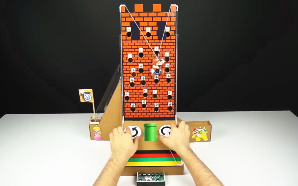 牛人用废弃纸板DIY,打造“马里奥游戏机”,网友:真会玩!