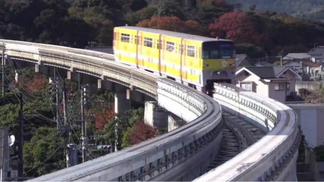 日本黄色跨坐式单轨列车,像乘坐过山车一样有趣和刺激!