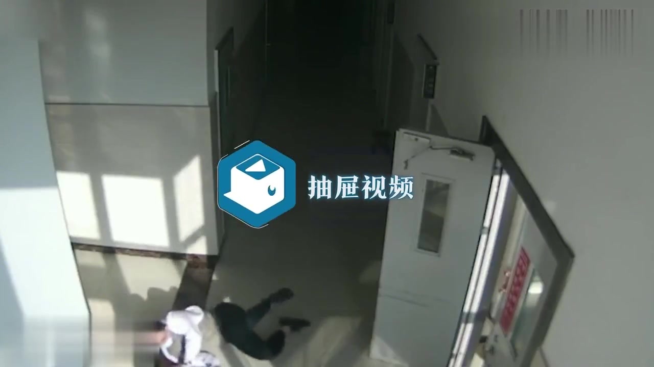 心疼!急诊医生飞奔抢救病人,重重摔倒仍立即爬起接诊