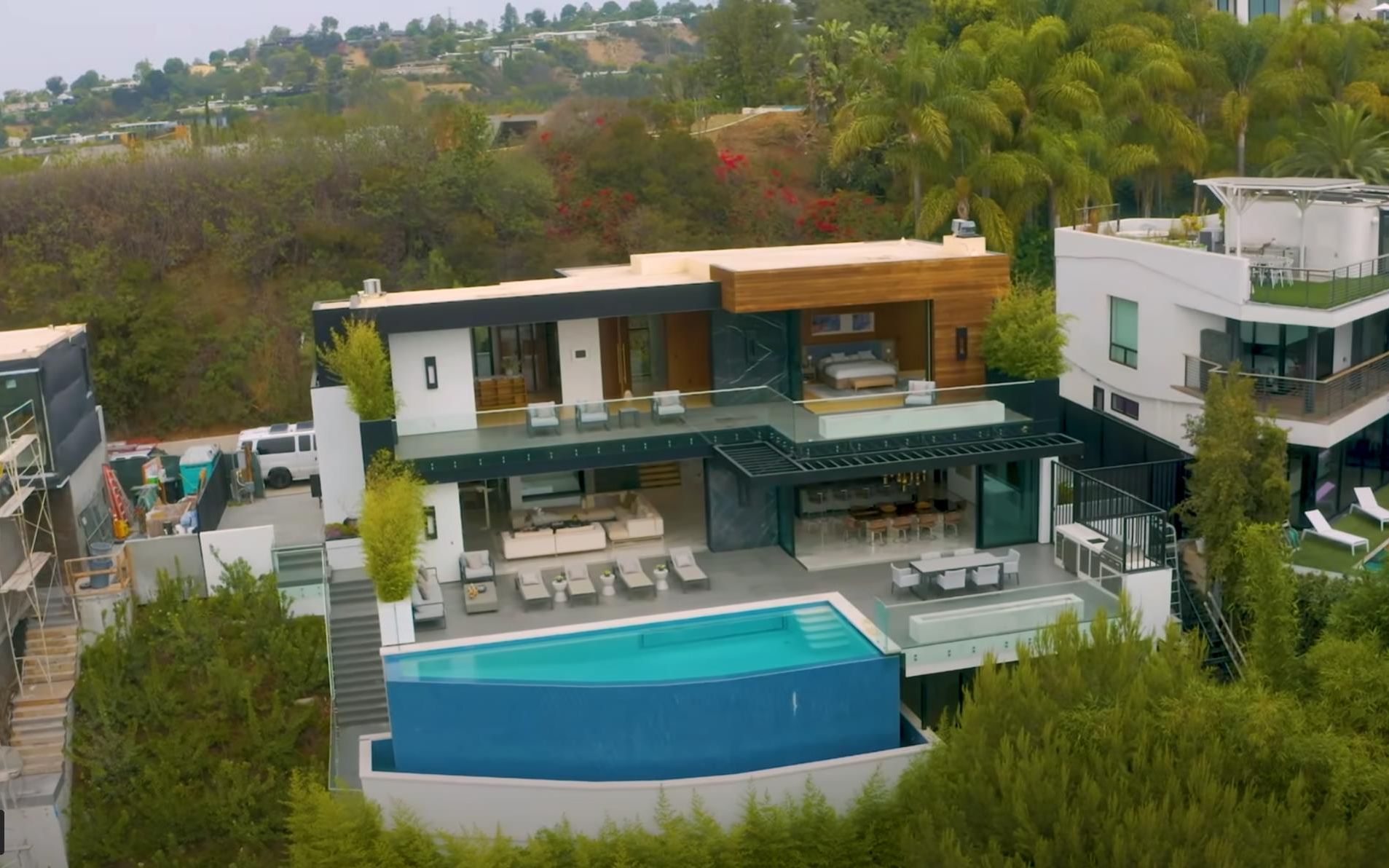 好莱坞山豪宅内,设有淘气的游泳池!油管自动翻译