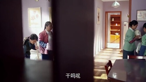 乡下妹子进城,稀罕坏了,竟说有钱人家的茅房比她家厨房都干净