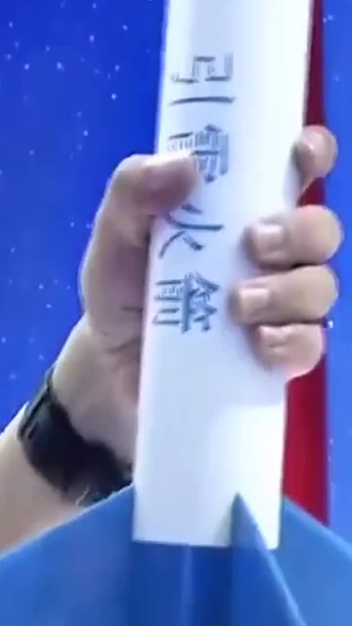 ...云层把电荷沿着导线释放出来,能有效避免雷电灾害… 人工引雷试验