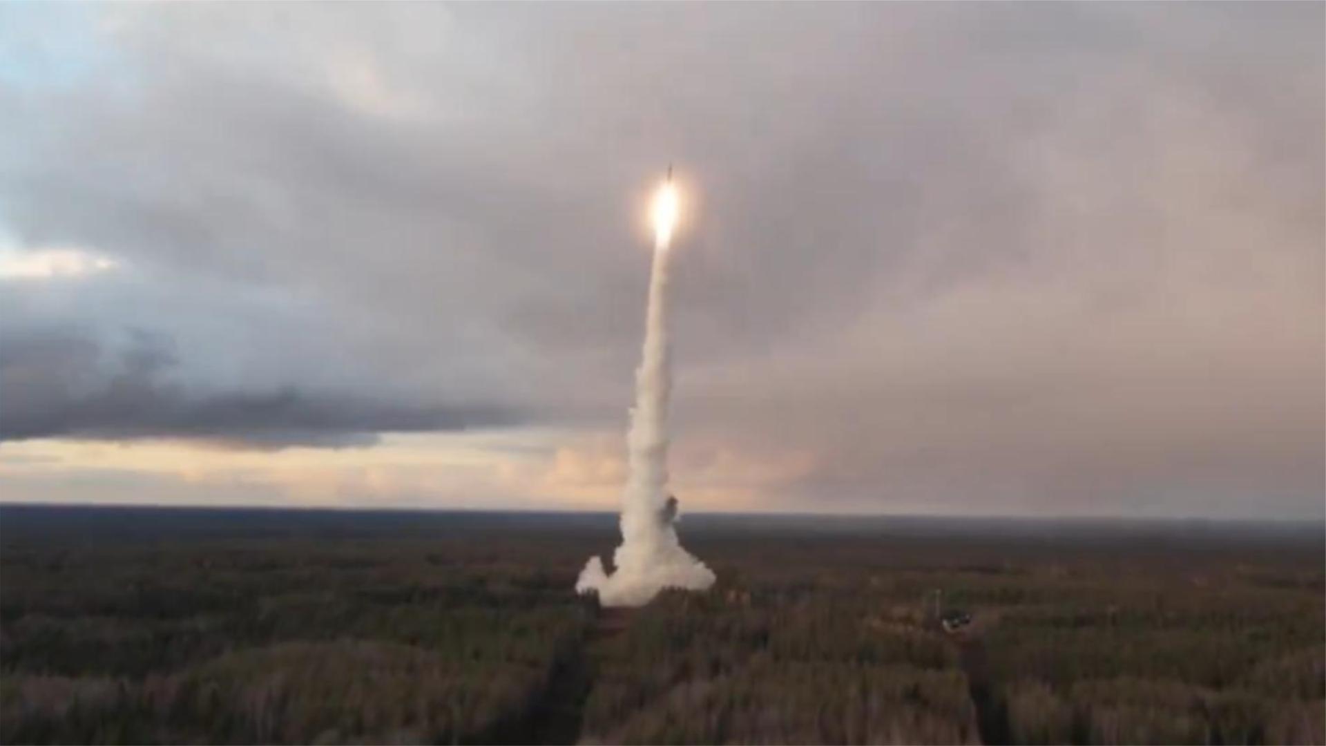 俄罗斯启动战略核演习,海陆空全都出动,怒射多枚洲际导弹!