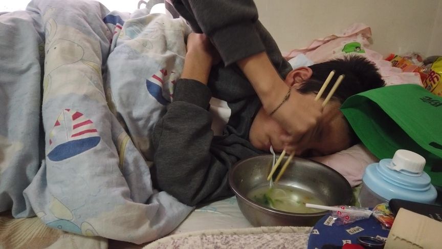小学老师家访遇15岁病瘫在床的贫困户孩子,各方求助后,准备就医