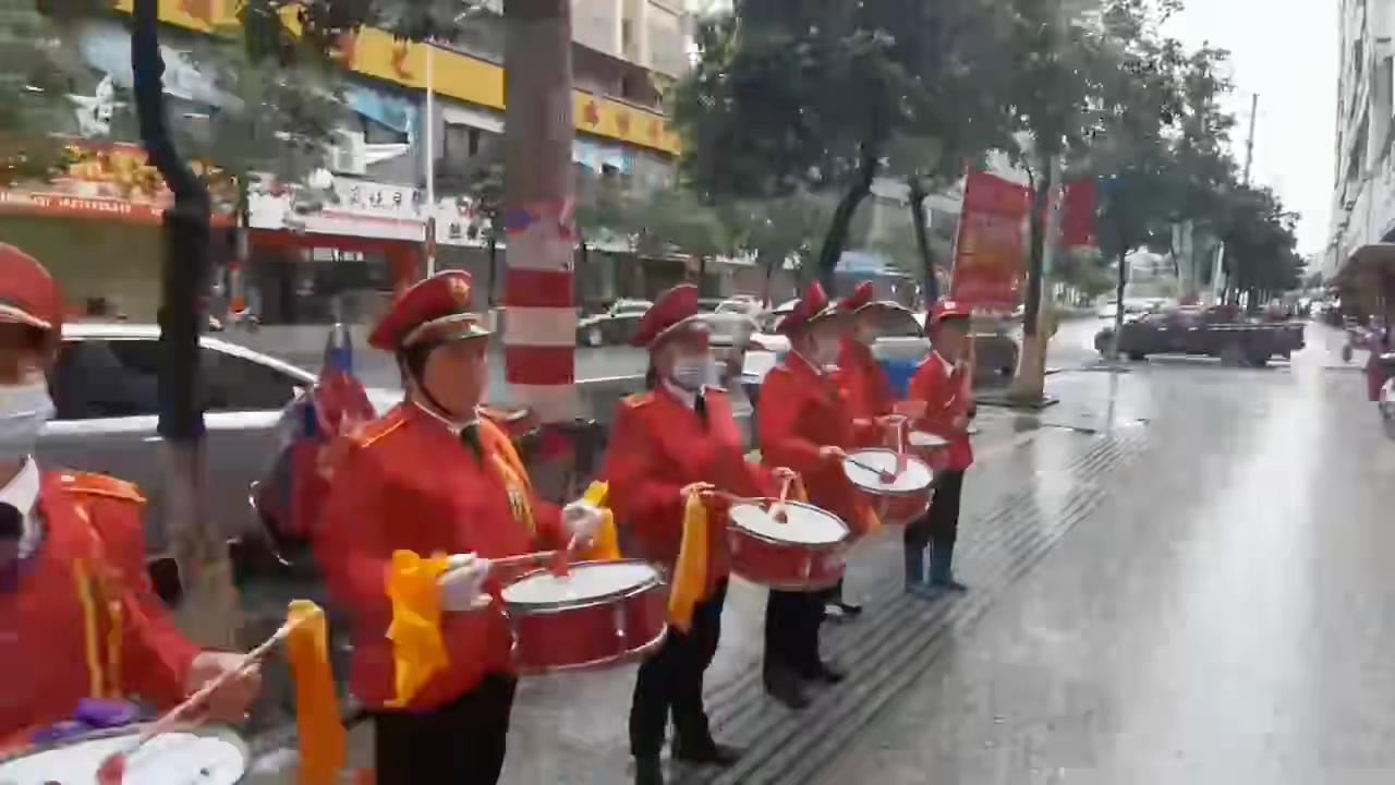 鲍厨娘黄焖鸡新店开业大吉,生意兴隆!