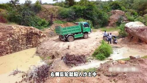 渣土车压垮路面,竟陷入河沟之内,该如何救援
