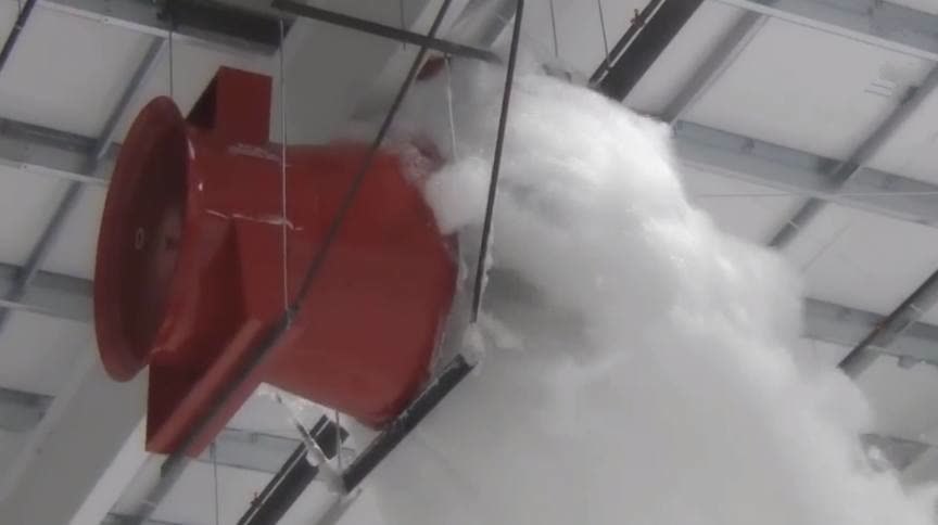 老外发明的泡沫灭火器真牛,当闸门打开3秒后,.