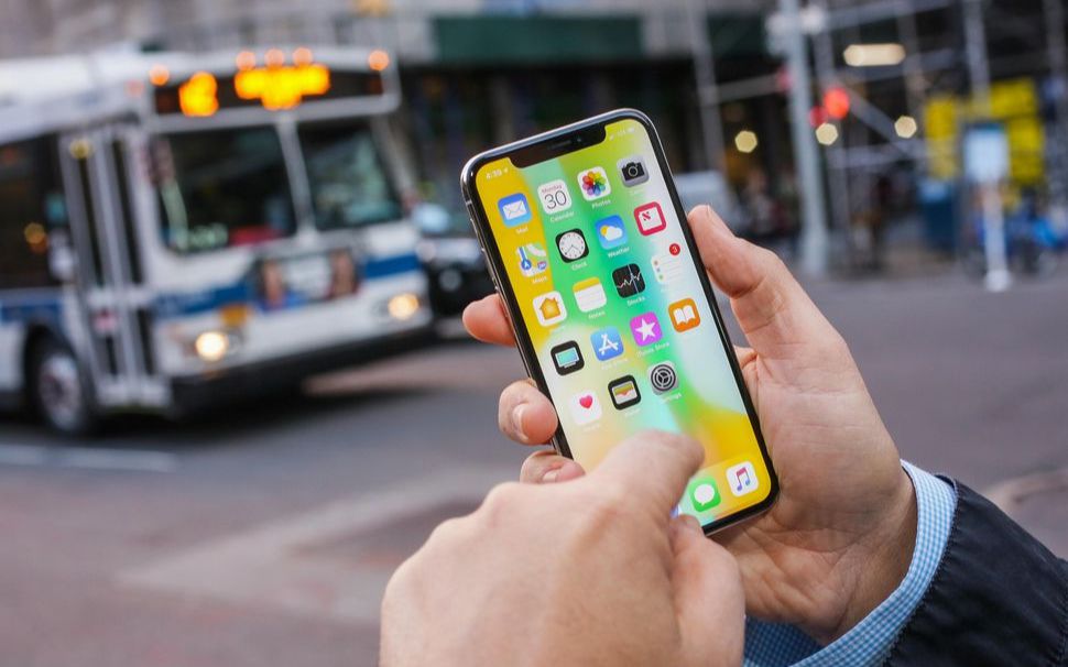 三星靠不住新iPhone或用国产屏幕,推特脸书关闭大量账号