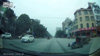 三轮车路口撞电动车翻车