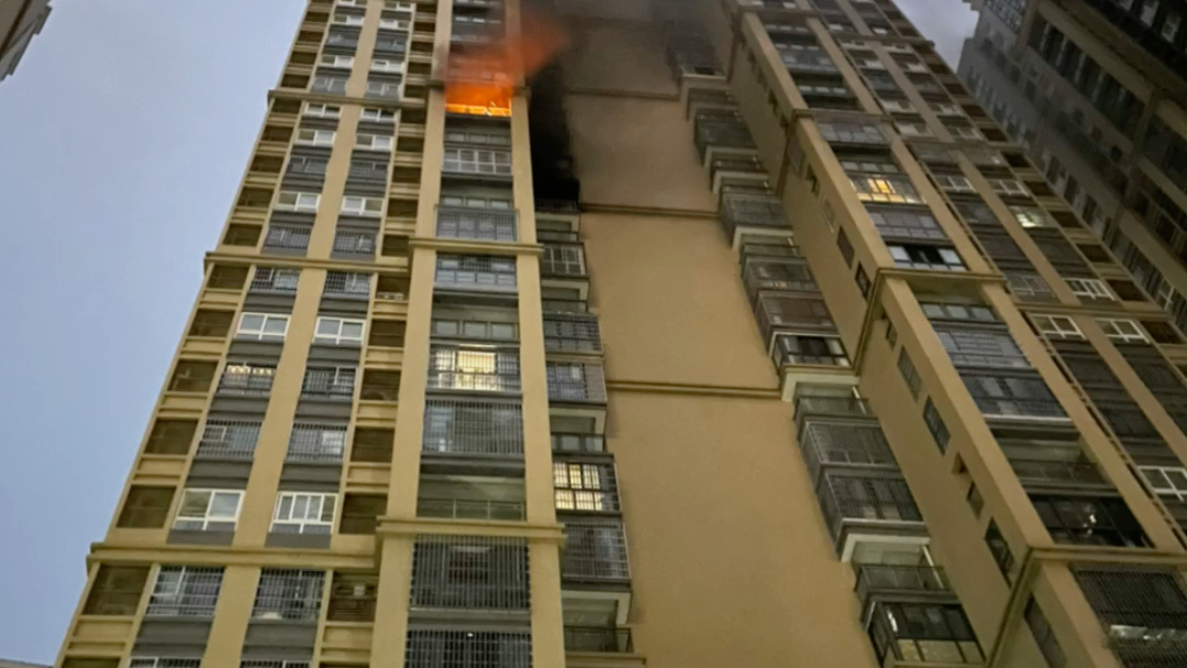 楼上突然着火了