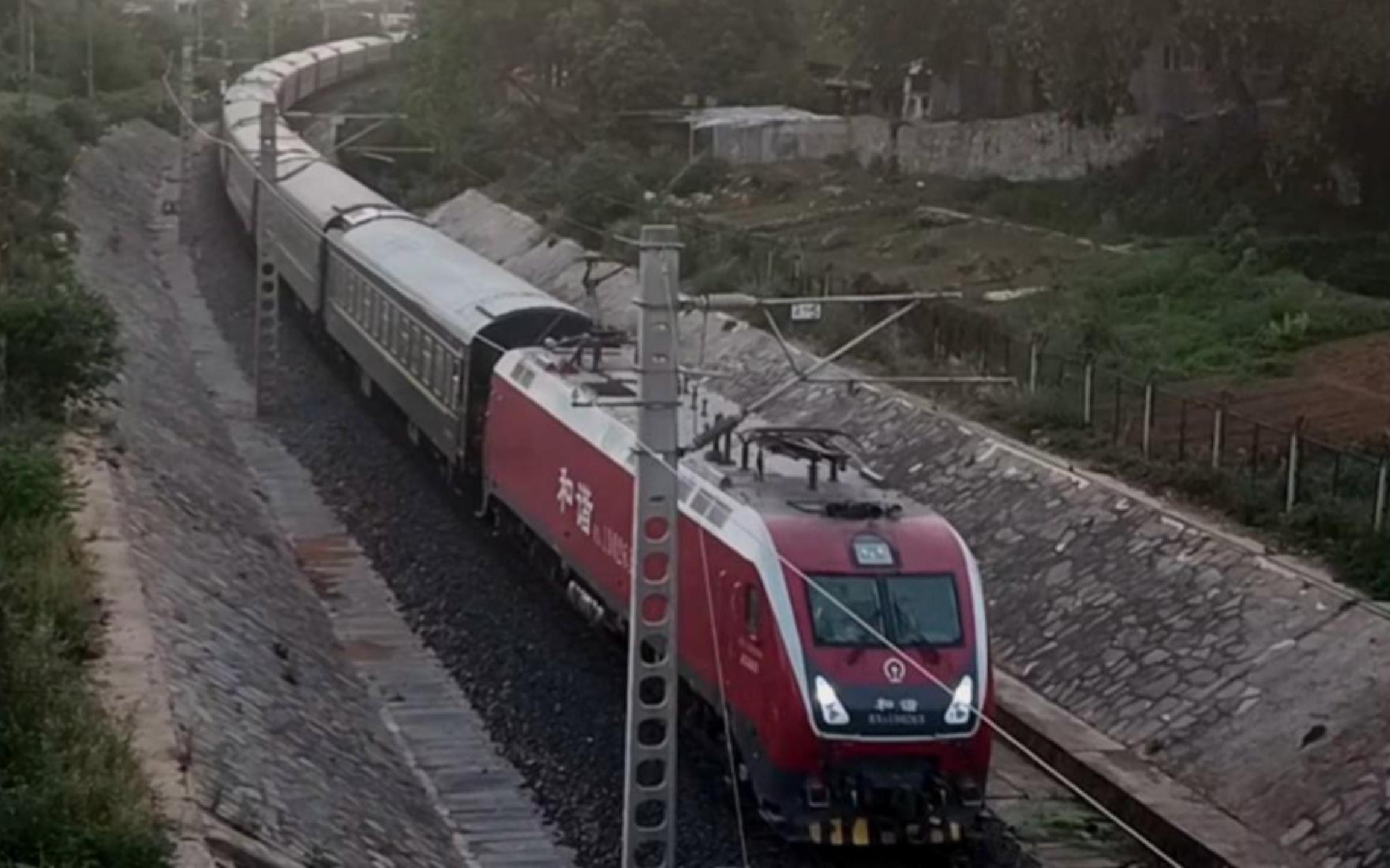 【中国铁路】K254次列车通过机位.