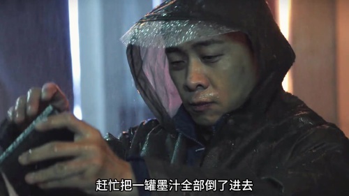 一个男人假装成设备维修工悄悄进入了贪官的住宅当中