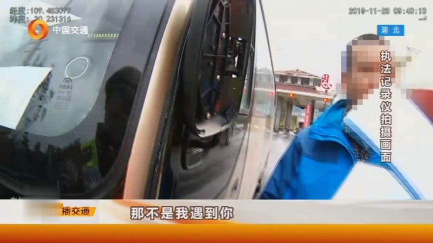 泸渝高速:客车带“病”上高速,民警及时除隐患