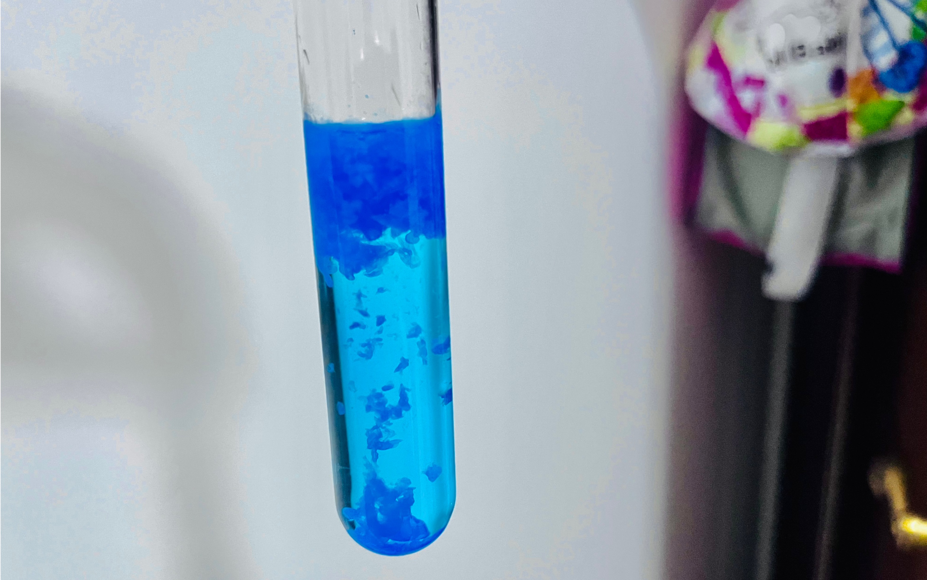 【4K60fps】硫酸铜溶液与氢氧化钠溶液之间的反应