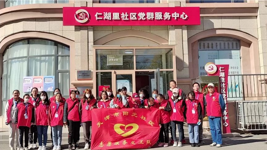 志愿者到社区参加创文创卫服务居民公益活动。志愿者们辛苦了。