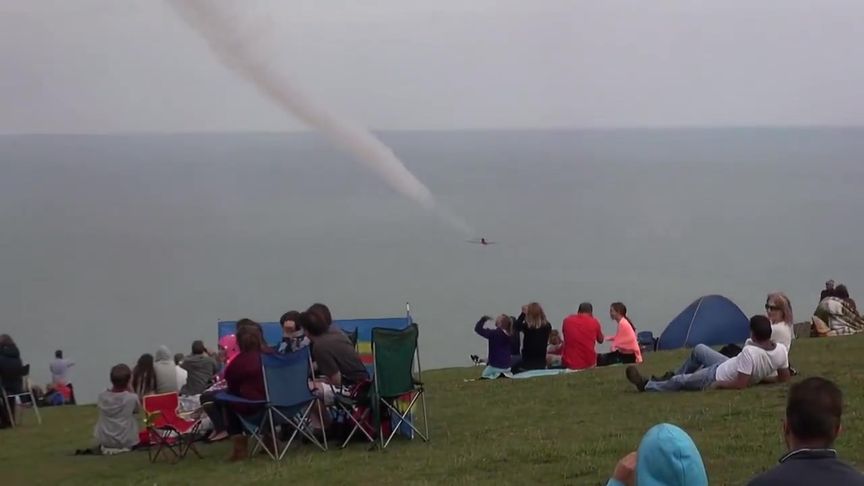 “红箭”飞行表演队的飞机,低空飞过人群上空