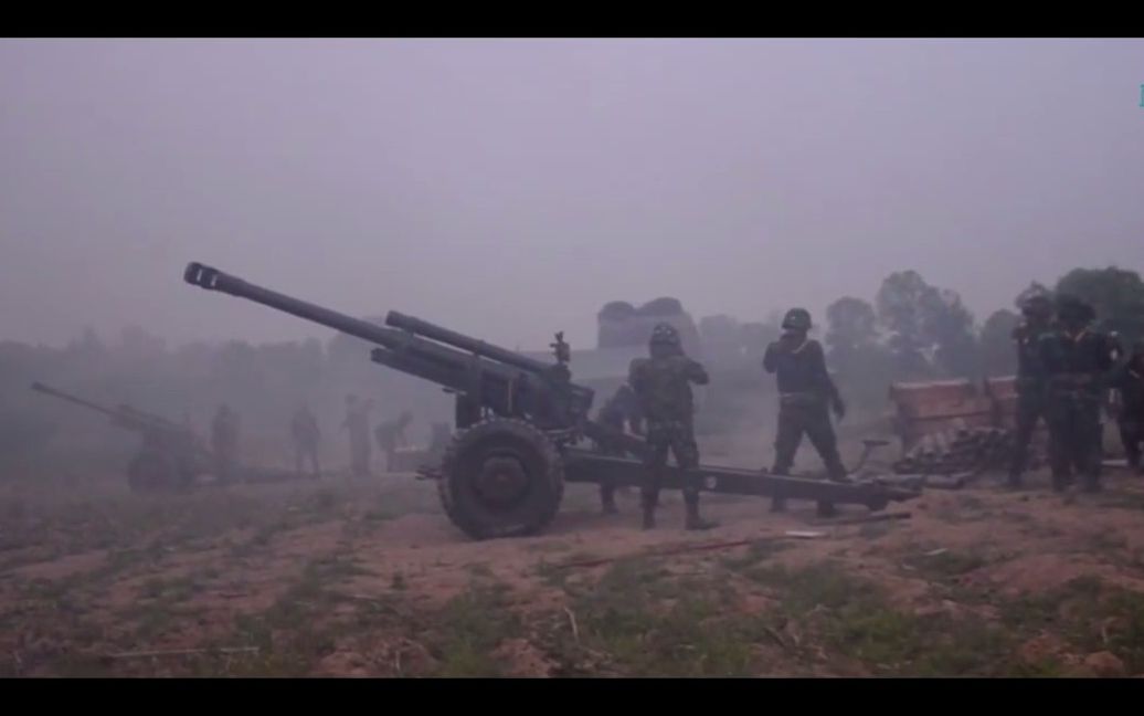 泰国皇家陆军M101改型榴弹炮射击